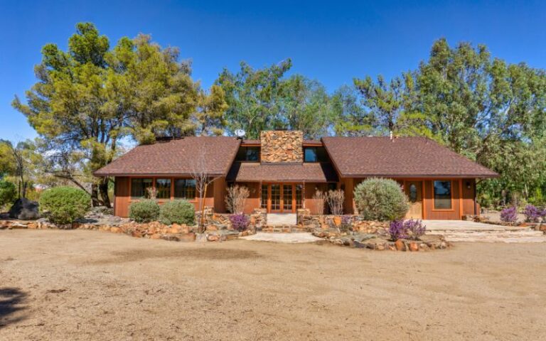 7 Trendy Ranch Style House Exterior Paint Colors (2024) | Today's Homeowner