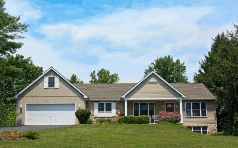 7 Trendy Ranch Style House Exterior Paint Colors (2024) | Today's Homeowner