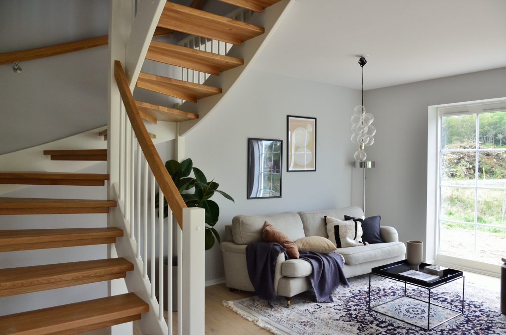 23 Rustic Farmhouse Stair Railing Ideas That You Need to Consider