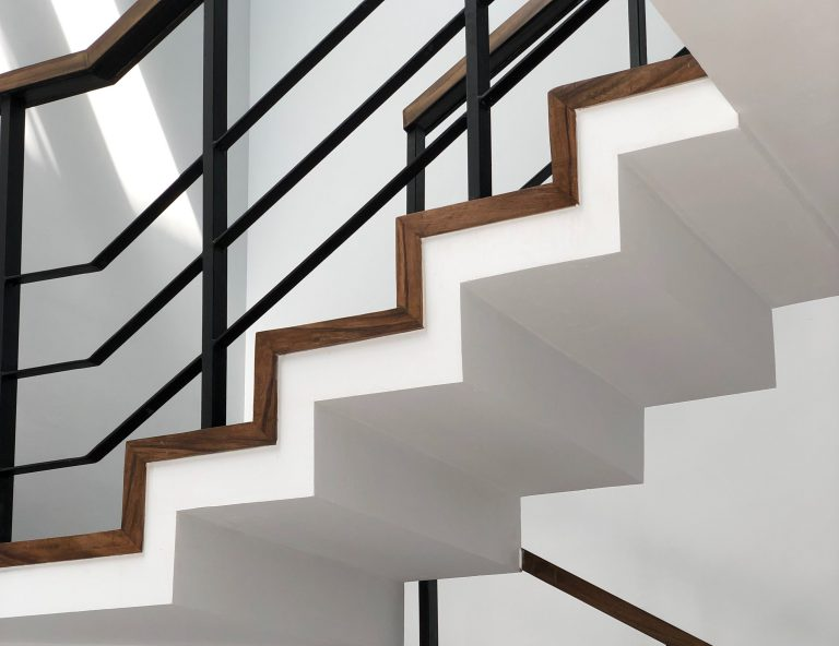 23 Rustic Farmhouse Stair Railing Ideas That You Need to Consider